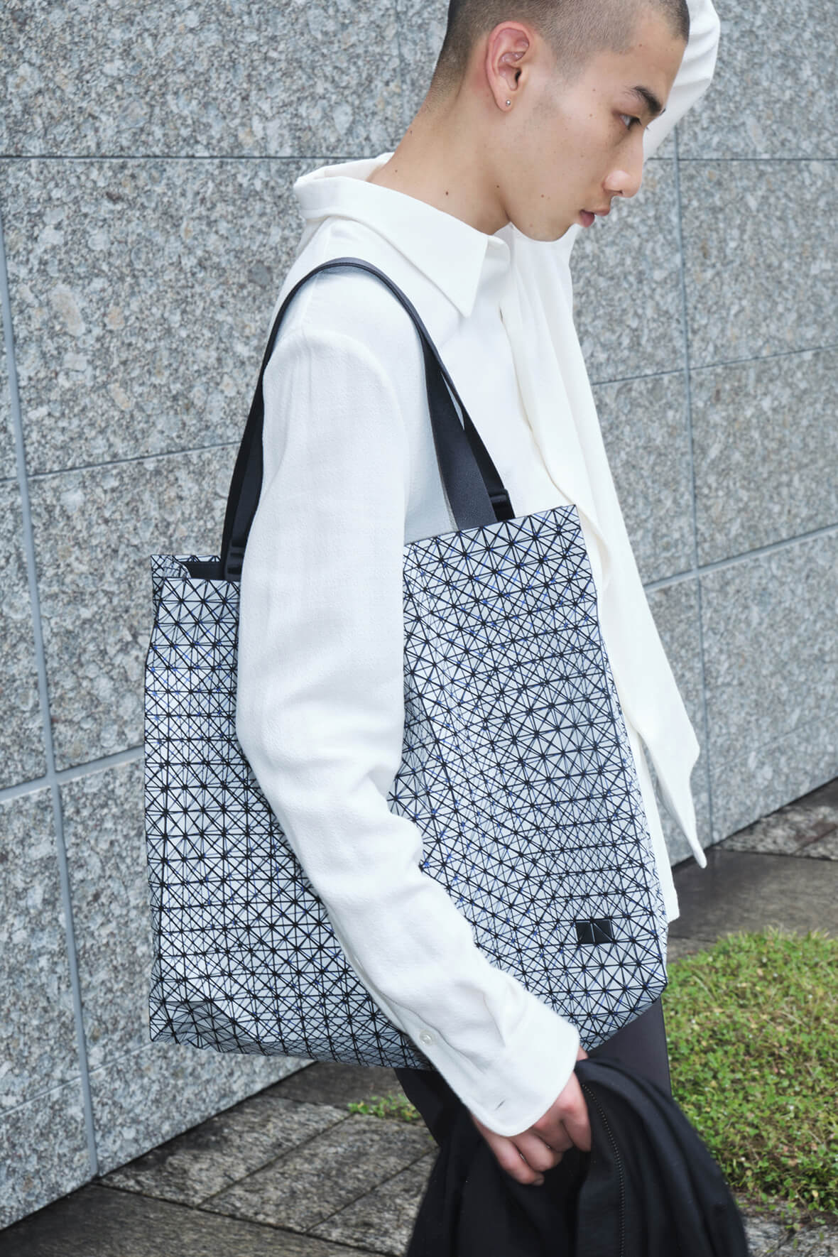 BAO BAO ISSEY MIYAKE「KURO」日常と非日常の間で。 | feature | HOUYHNHNM（フイナム）